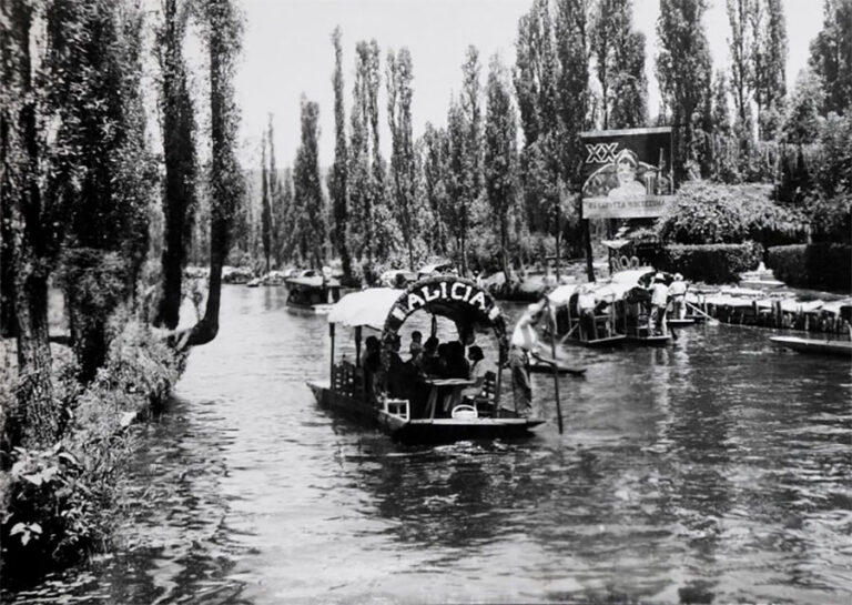 La historia y tradición de las trajineras en Xochimilco, México ...